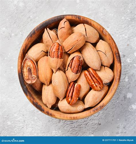 Pecan Pecanen In De Schaal In Een Kom Op Een Steenachtergrond Stock Afbeelding Image Of