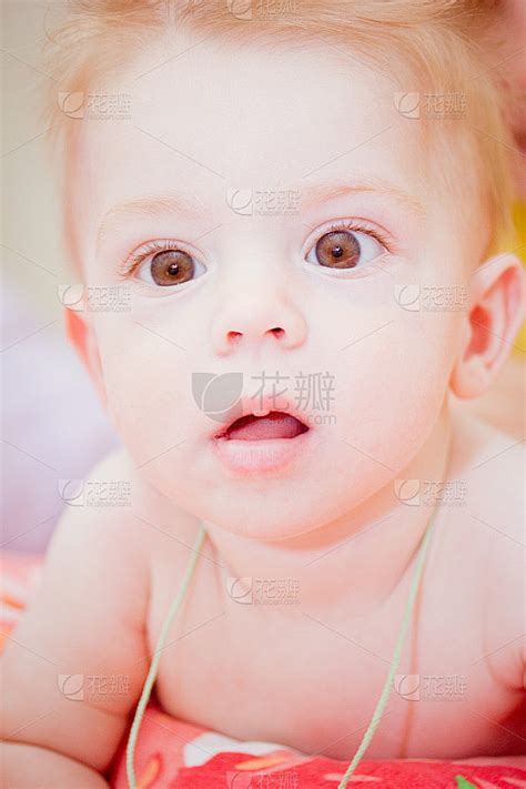 一个在床上爬行的婴儿的肖像