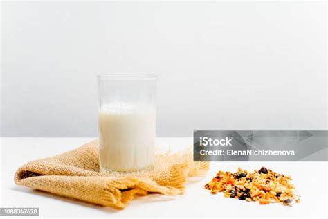 Segelas Susu Dengan Roti Dan Bijibijian Foto Stok Unduh Gambar