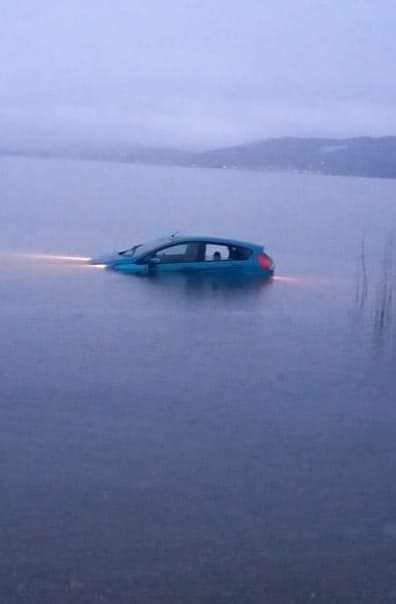 ФОТО „Форд„ со охридски регистарски таблички излетал од патот во Струга и паднал во Охридско