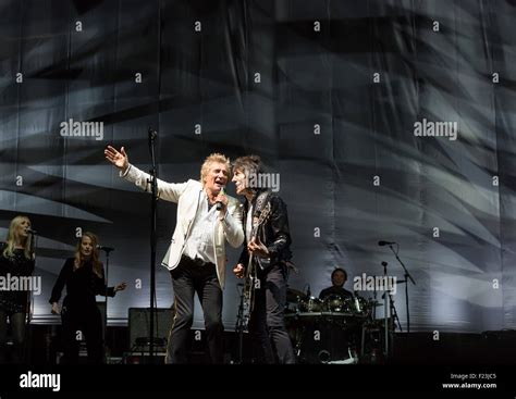 Rod Stewart And Ronnie Wood Singing The Faces Reunited Perform In