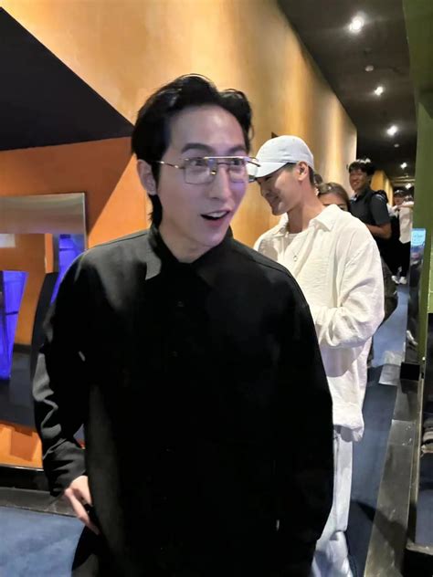 看到第一眼：划過去 然後：嗯？這誰啊好熟悉 划回來：是弟弟，這表情抓拍絕了😂😂 小軒：完了形象沒了（社死現場）😂😂