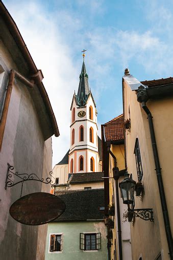 스카이 로프는 체코 공화국에 있는 집의 배경에 대해 세인트 비투스 교회의 보기 교회는 마을의 주요 명소 중 하나입니다 Unesco 조직된 단체에 대한 스톡 사진 및 기타