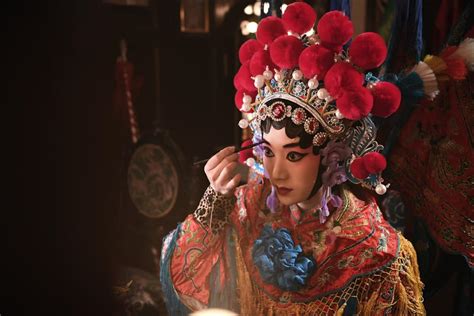李念自曝不爱撒娇使小性 京剧扮相对镜梳妆风华绝代 360娱乐你开心就好