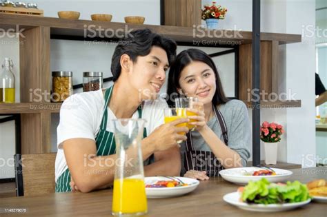 귀여운 행복 한 부부는 아침 식사는 현대 부엌에서 음료 주스와 좋은 시간을 보내고 2명에 대한 스톡 사진 및 기타 이미지 2명 가정 생활 가정 주방 Istock