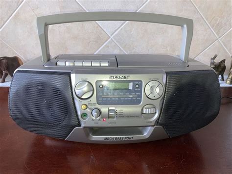 Vintage Sony Portable Cd Player Am Fm Radio Cassette Boombox Cfd V17