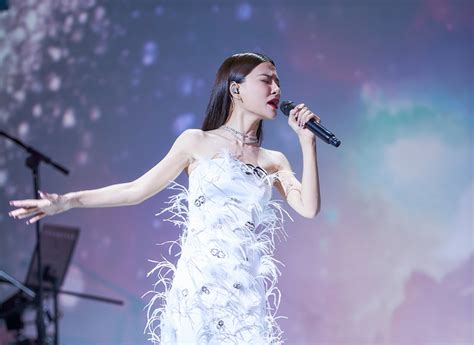 Hà Nhi Khóc Nức Nở Bên Mẹ Và Em Gái Tại Concert đầu Tiên Trong Sự