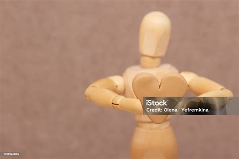 사랑의 표시로 점토 하트를 들고 있는 나무 남자 텍스트를 위한 공간이 있는 엽서입니다 개념에 대한 스톡 사진 및 기타 이미지 개념 개념 기호 공란 Istock