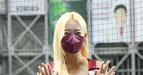 [st포토] 치어리더 반가운 손인사