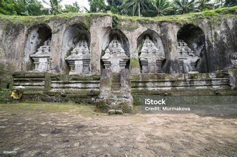 Gunung Kawi 사원입니다 Gunug가 위 동굴 발리에서 Tampaksiring 마을 근처 Pakerisan 강을에 위치한