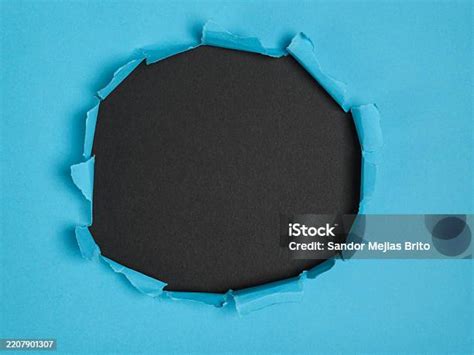 파란색 종이의 가운데에 찢어진 구멍이 있으면 검은색 배경이 드러납니다 Textblack의 공백 검은색에 대한 스톡 사진 및 기타 이미지 Istock