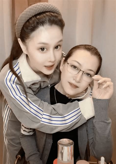 赵本山妻子与女儿同框 自曝成功减肥28斤超显年轻 搜狐大视野 搜狐新闻