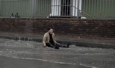 Өглөө босоод иртэл хотод ганцаархнаа Ноогдол ашигаа нэхэж авах нь энэ бичигний хажууд