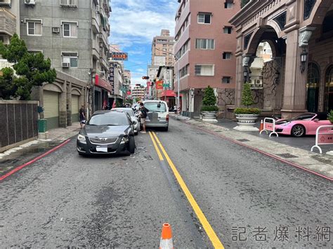 為撿打火機 小貨車擦撞對向兩輛自小客 這下賠慘 撞擊畫面曝