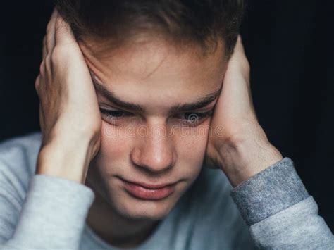 Retrato De Un Adolescente Deprimido Cansado Triste Problemas Del