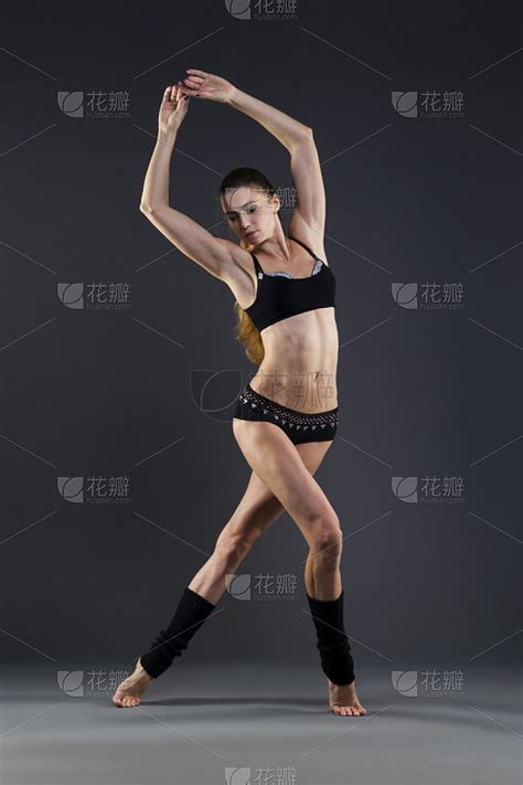 运动健身房女人健美身材灰色背景垂直画幅腹腔仅成年人充满的
