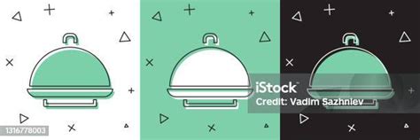 흰색과 녹색 검은 색 배경에 격리 된 음식 아이콘의 트레이로 덮여 설정합니다 트레이 및 뚜껑 표지판 뚜껑이 있는 레스토랑 클로쉬