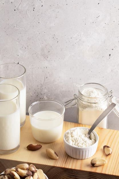 Leite orgânico vegano feito de castanha do pará em pó e água alternativa ao leite sem lactose