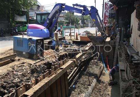 Gas Pipe Mounting Project Antara Foto