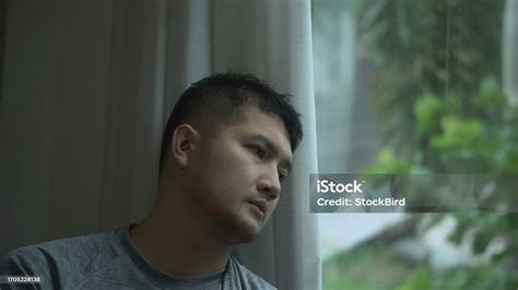 슬픔 우울증 절망 정신적 고통의 대가를 나타내는 멍한 시선과 얼굴에 지친 표정을 가진 아시아 남자 30 39세에 대한 스톡 사진 및 기타 이미지 Istock
