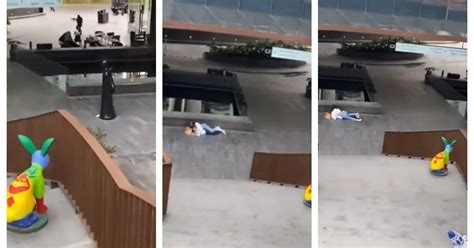 El Momento En Que Una Madre Protegió Con Su Cuerpo A Su Hija En Medio