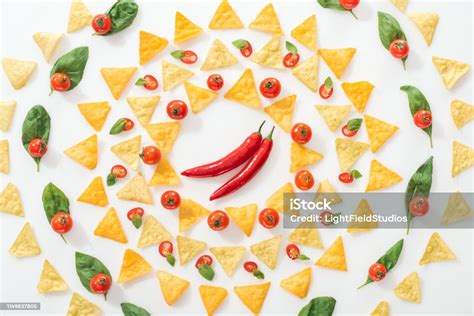 흰색 바탕에 바 질과 체리 토마토와 맛 있는 나 초와 슬라이스 칠리 고추와 플랫 누워 0명에 대한 스톡 사진 및 기타 이미지