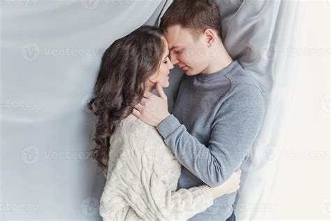 Pareja Sexy Romántica Enamorada Pasando Un Buen Rato Juntos Mujer Joven Abrazando A Su Novio