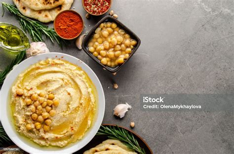 후무스는 병아리콩 올리브 오일 녹색 고수 잎을 돌 테이블에 얹고 피타 빵과 향신료를 따로 얹었습니다 플랫 레이 건강한 식생활에 대한 스톡 사진 및 기타 이미지 Istock