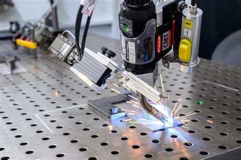 Smart Robot Calculates Its Welding Path And Programs Itself Bbr Bänder Bleche Rohre
