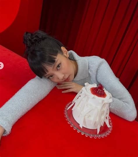 연재 스포츠월드 `스타★샷` 제니 아찔 각선미 스타★샷 Zum 뉴스