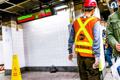직원 노동자 뉴욕 지하철 역 젖은 지 면 표시 미 끄 러운 노란색 콘에서에서 지 하 환승 빈 큰 플랫폼에서 누설 검사 Mta에 대한 스톡 사진 및 기타 이미지 Istock