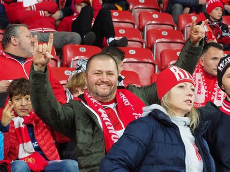 Kibice Widzewa na meczu z Miedzią Wspaniały doping i zabawa na