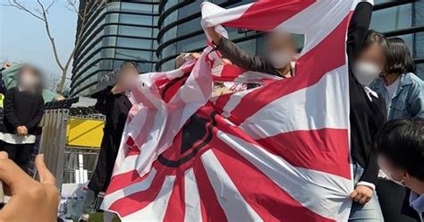 삭발식 마치고 욱일기 찢는 학생들…일본 방사능 오염수 방류 규탄 위키트리