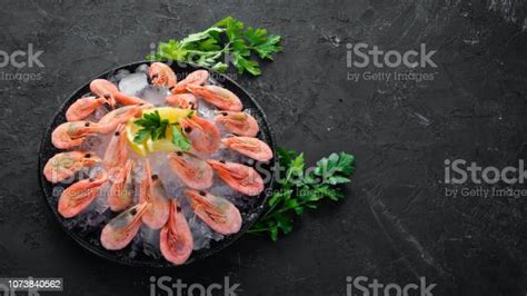 얼음과 레몬 새우 에 오래 된 배경 최고의 볼 수 있습니다 무료 사본 공간입니다 고급 요리에 대한 스톡 사진 및 기타 이미지