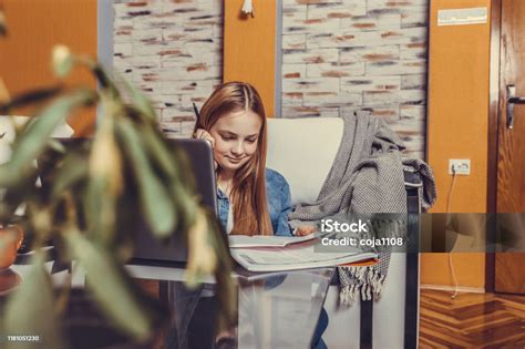 바닥에 앉아 시험 전에 노트북으로 공부하는 소녀 그녀는 책을 읽고 메모를 쓰고있다 고름에 대한 스톡 사진 및 기타 이미지 고름 교육 남유럽 후예 Istock