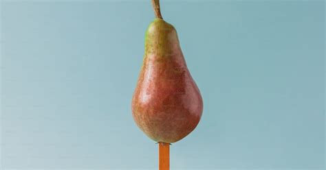 파스텔 블루 배경에 아이스크림 스틱이 있는 배 음식 창조적 인 개념입니다 사진 Unsplash의 배 이미지