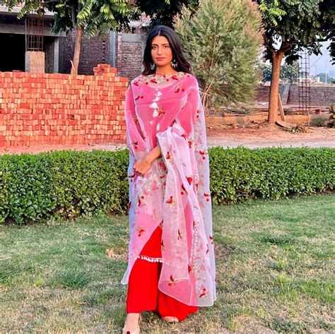 Unseen Photos Of Shahneel Gill Sister Of Shubman Gill Cricketer