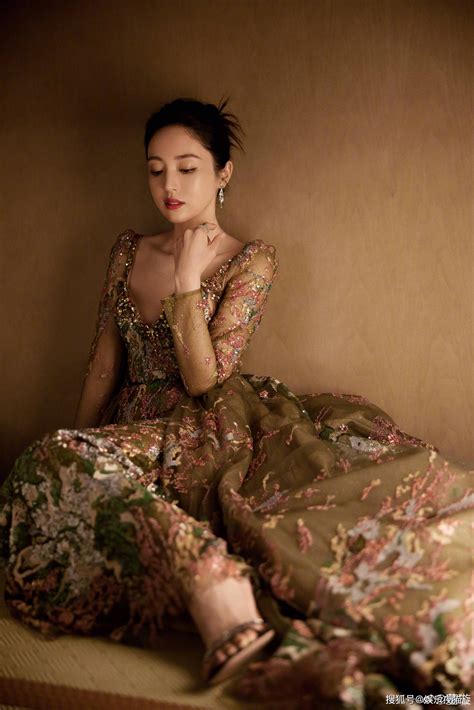 董璇一袭薄纱亮片裙写真盘发妆容精致气质温婉大方 搜狐大视野 搜狐新闻