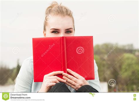 Close Upportret Van Het Mooie Vrouw Verbergen Achter Rood Boek Stock