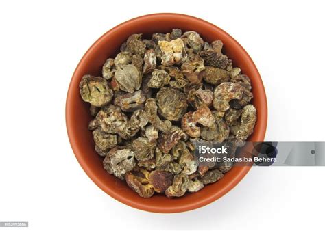 말린 필란투스 엠블리카 또는 인도 구스베리는 흰색 배경 평면도에 격리된 그릇에 담겨 있다 0명에 대한 스톡 사진 및 기타 이미지 0명 갈색 건강관리와 의술 Istock