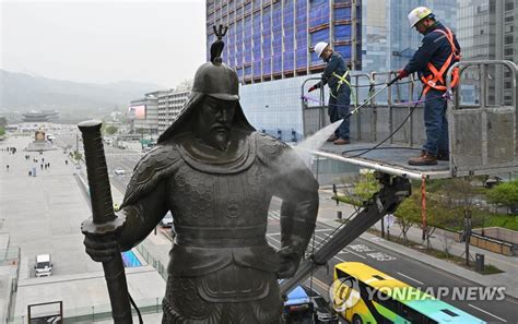 서울시 이순신 장군 동상 세척 연합뉴스