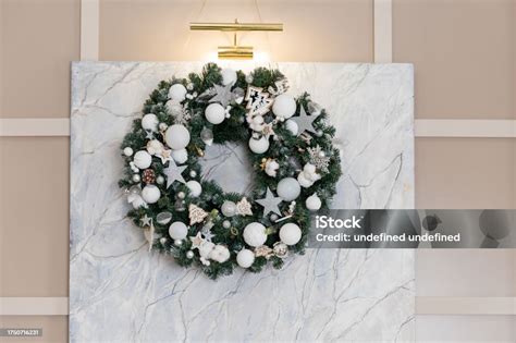 축제 휴가철을 위한 전나무 가지 은색 공 별 흰색 리본으로 만든 장식용 화환 겨울 장식 12월에 대한 스톡 사진 및 기타 이미지