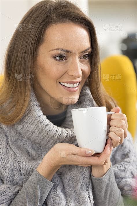 年轻女子喜欢喝咖啡