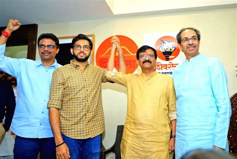 Shiv Sena Leader Sanjay Raut Being Welcomed By Uddhav Thackeray