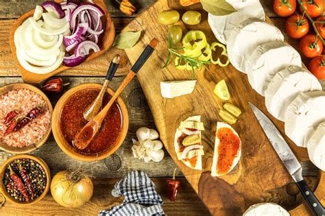 칠리 페퍼를 곁들인 절인 치즈의 홈메이드 준비 허브 올리브와 절인 치즈 카망베르는 양파로 덮인 얇게 썬 치즈를 피클할 준비를 마쳤다 건강한 생활방식에 대한 스톡 사진 및