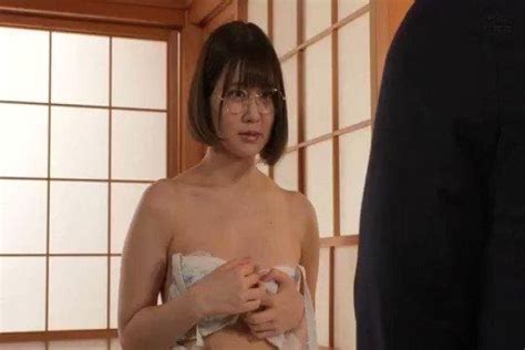 Dvaj 583 両親の留守中、陰キャ幼馴染と裸の見せ合いっこをすることになり…一緒にお風呂入ってた頃とはまるで違うエロいカラダになってて
