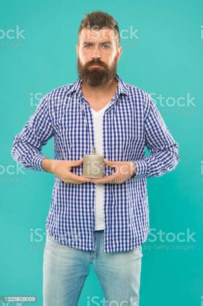 피부에 건조시키세요 잘 생긴 남자 와 수염 과 콧수염 와 쾰른 병 Mental Wellbeing에 대한 스톡 사진 및 기타 이미지 Mental Wellbeing 개성