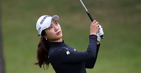포토 미녀골퍼 유현주 탄도를 높여 날리는 어프로치샷