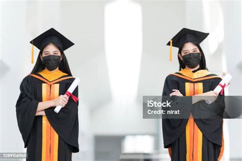 여성 대학생 대학 졸업생 검은 모자를 착용 노란색 술과 전염병 동안 마스크를 착용 20 24세에 대한 스톡 사진 및 기타 이미지