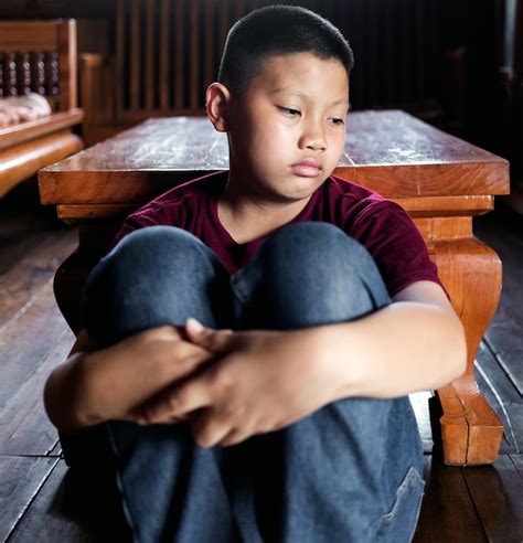 Niño Asiático Niño Cara Triste Niño Infeliz Sentado Abrazo Rodillas En